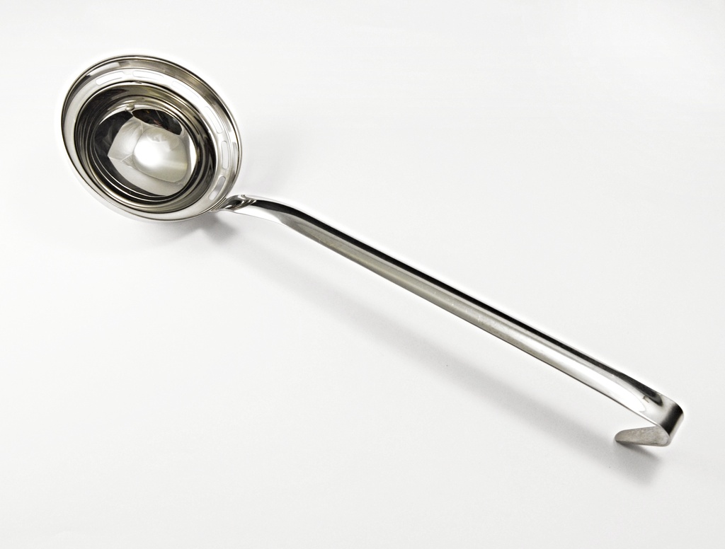 Fat skimming ladle